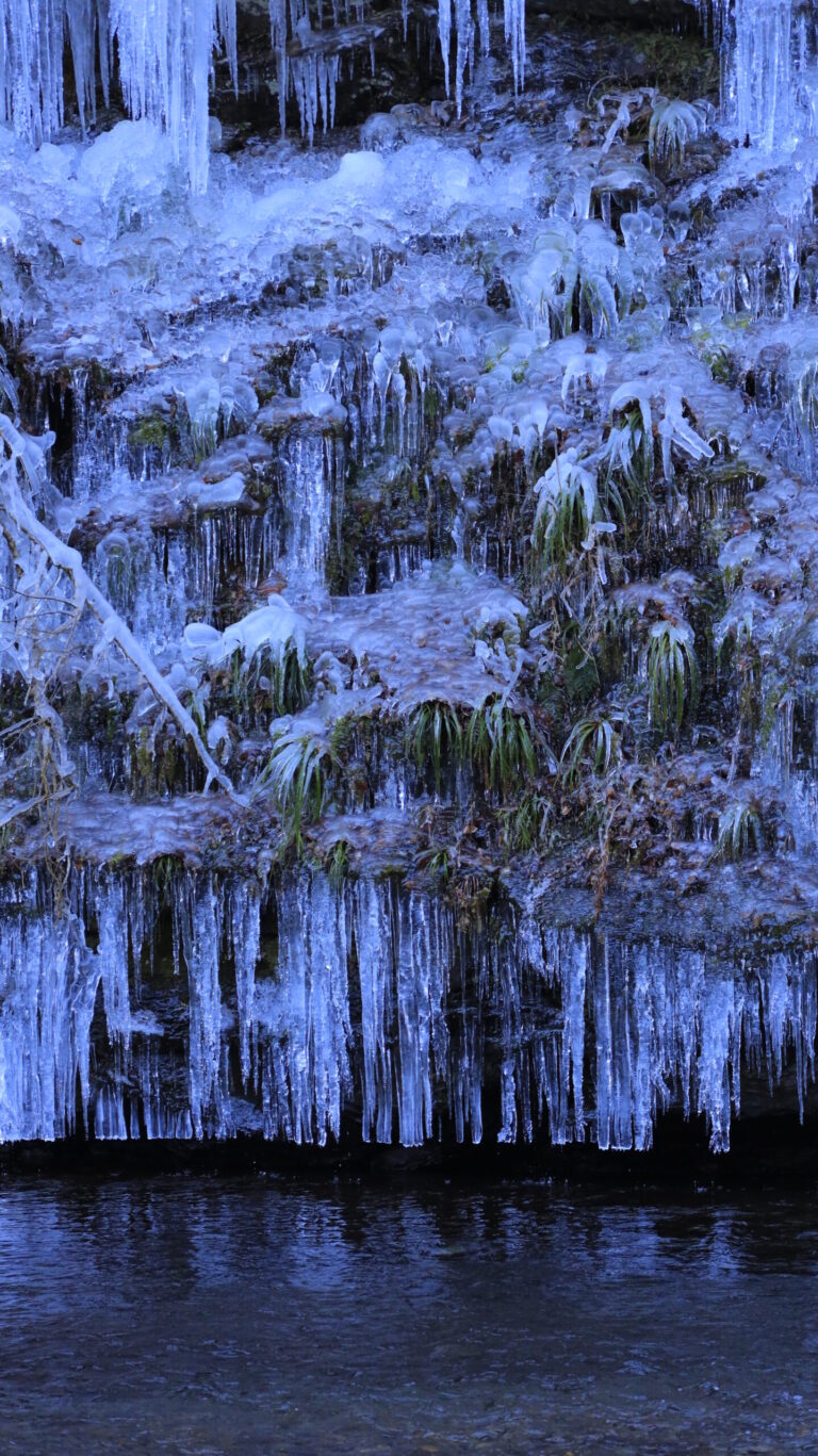 Sanjutsuchi no Hyobashira｜Icicle formations across the river ...